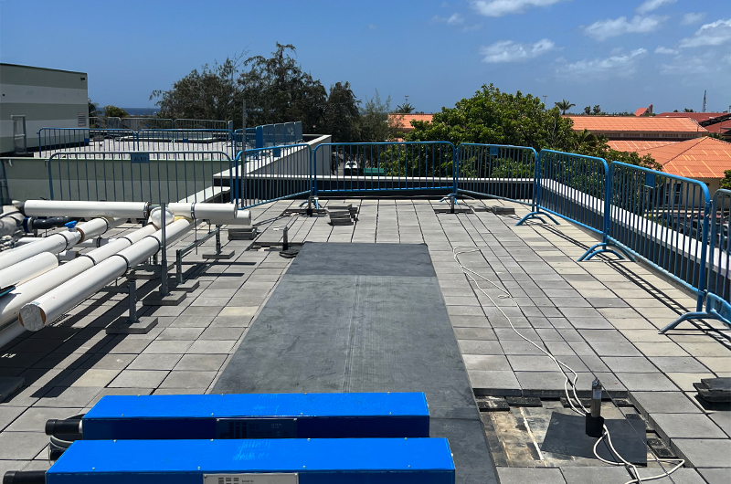 The flat roof of the naval barracks on Aruba is getting a SEKURANT